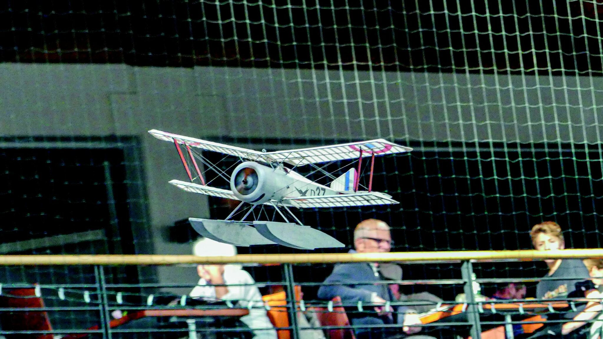 Spectacular indoor flight show for RC electric model airplanes ...