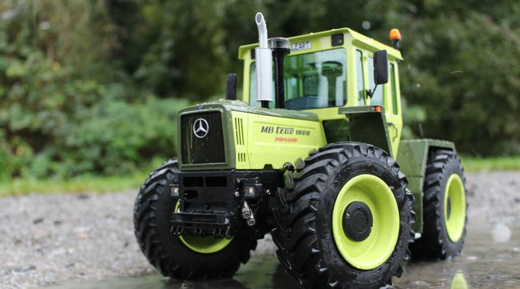 Unimog action area as well as the new model and an original MB-trac at ...